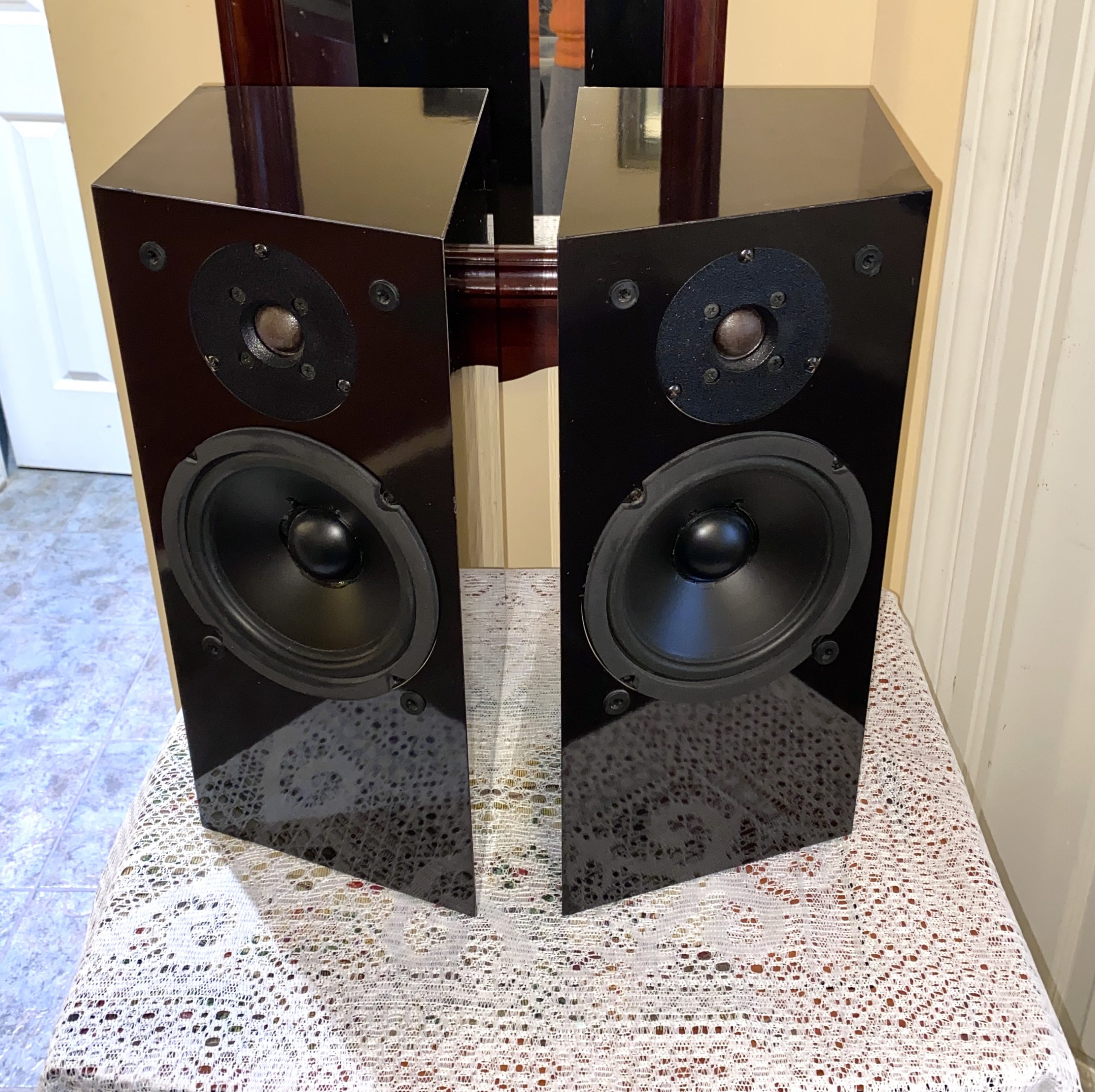 Distinctive, Audiophile Quality NHT Bookshelf speakers 1.3 - Radique Inc