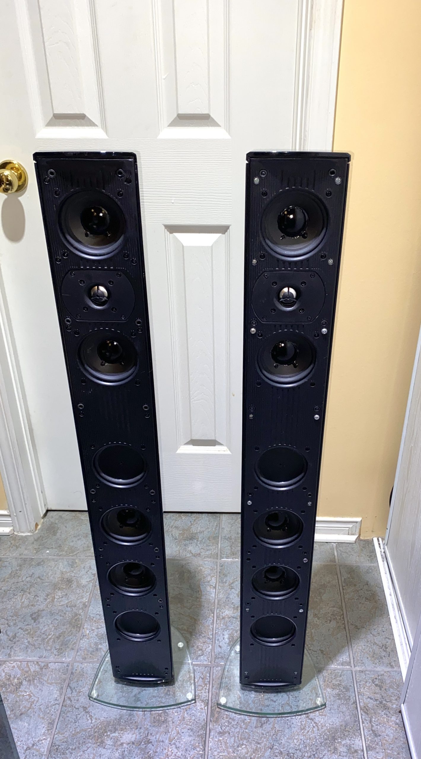 Sleek Definitive Technology 7-Driver Floor-Standers Mythos Four ...