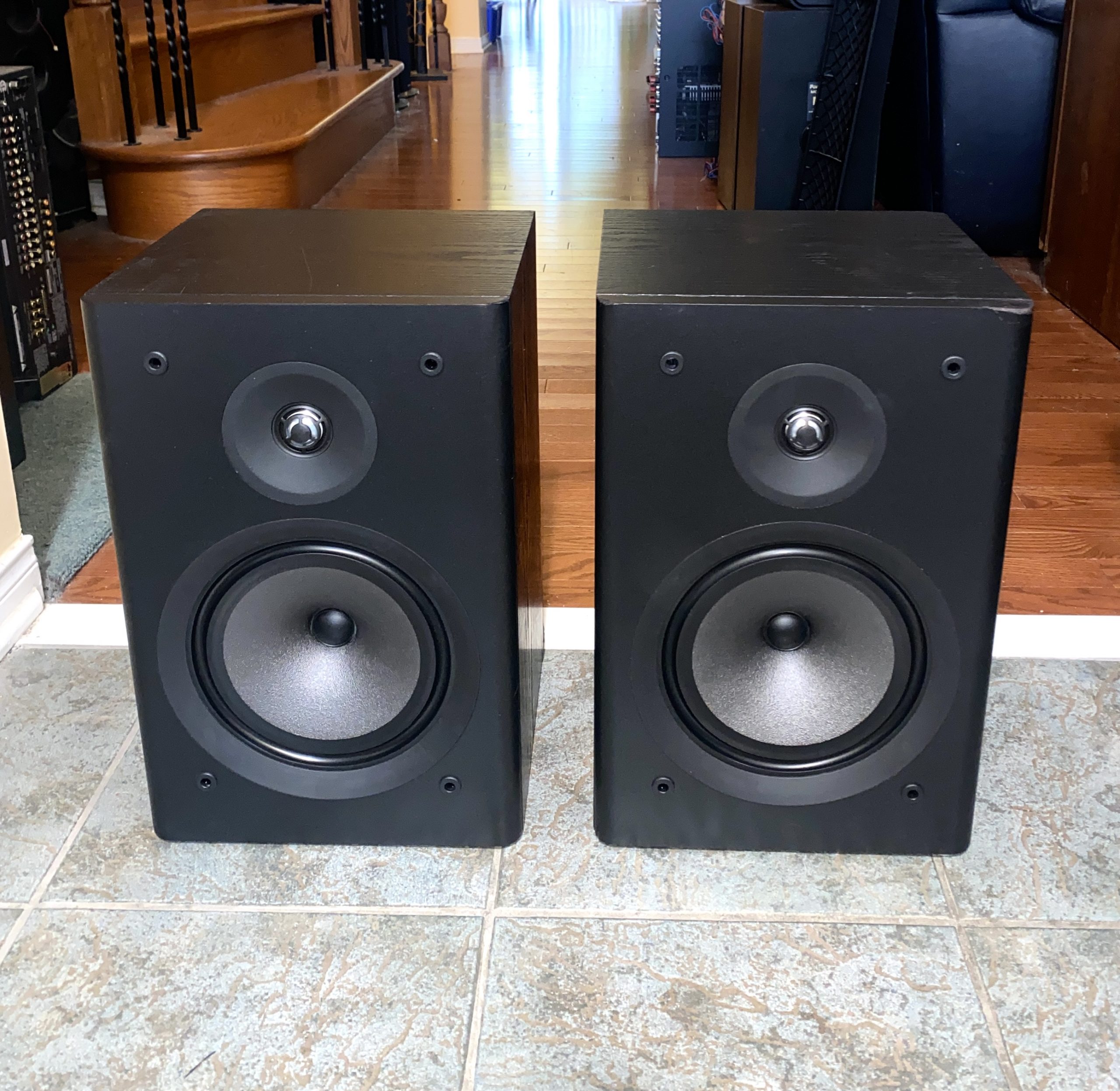 Wharfedale Bookshelf Speakers with 8" Woofers 425 - Radique Inc