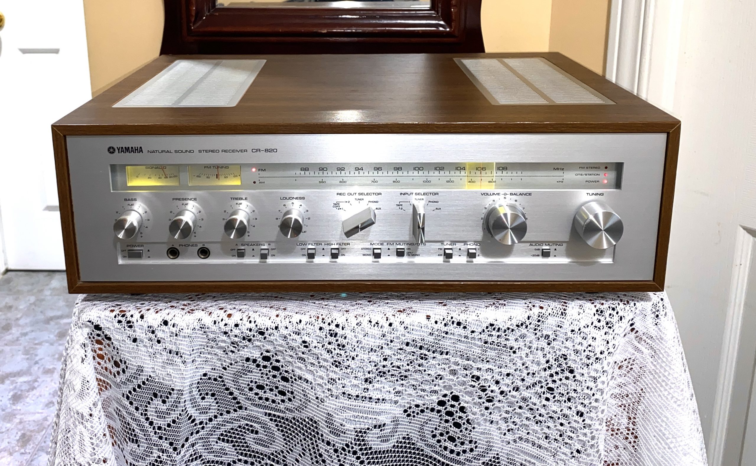 Vintage Yamaha 50 WPC Stereo Receiver in Walnut CR-820 - Radique Inc