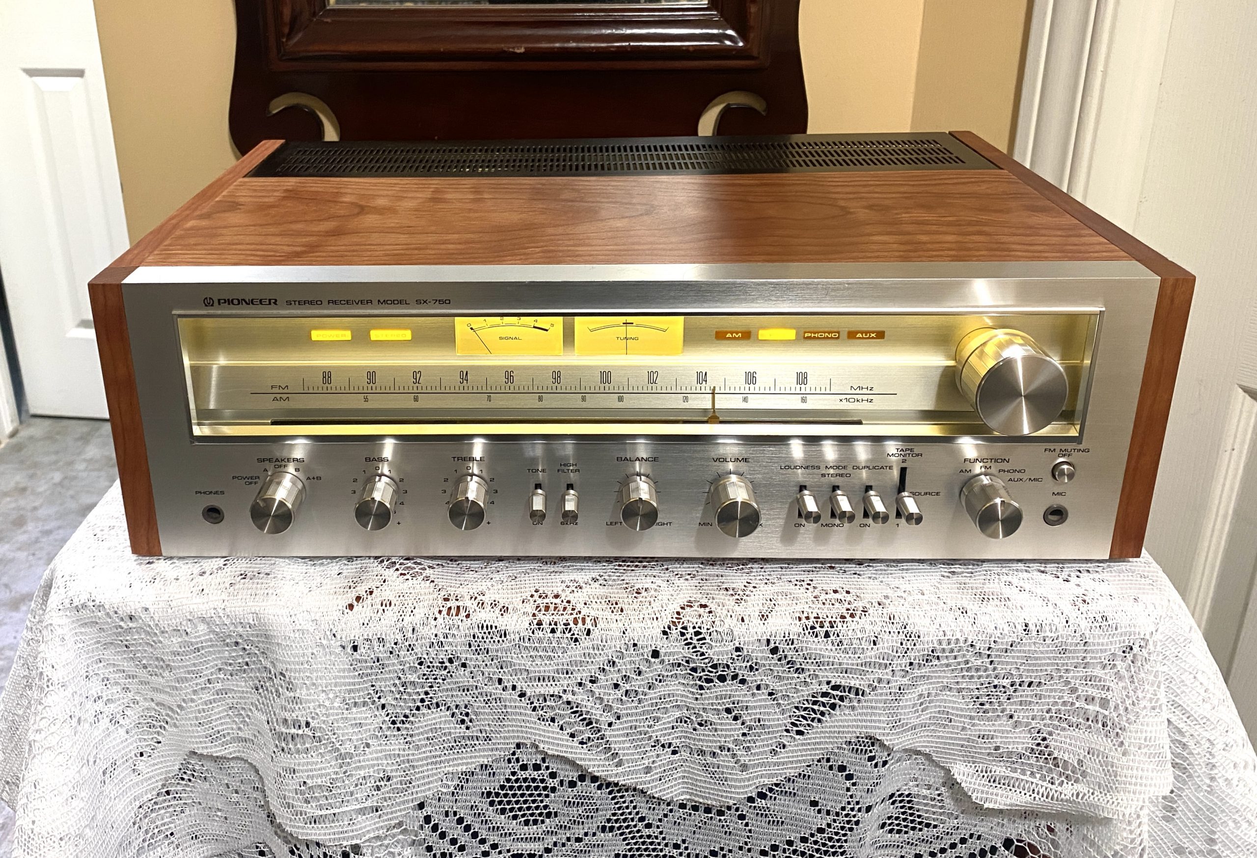 Pioneer SX-750 Vintage Receiver | 50 WPC | Cherry Cabinetry - Radique Inc