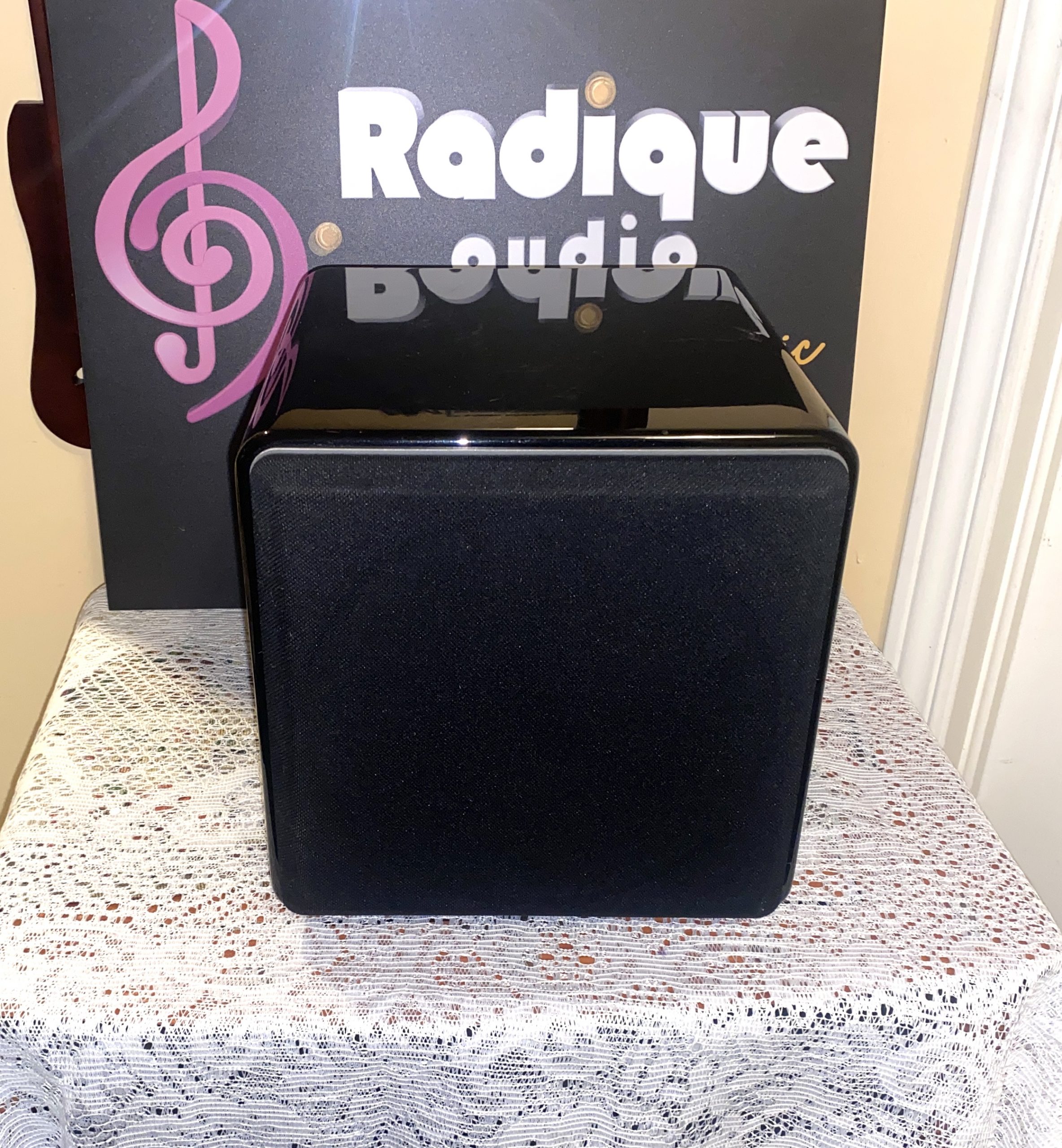 Episode Compact Powerhouse Subwoofer ES-SUB-CUB8-110 - Radique Inc