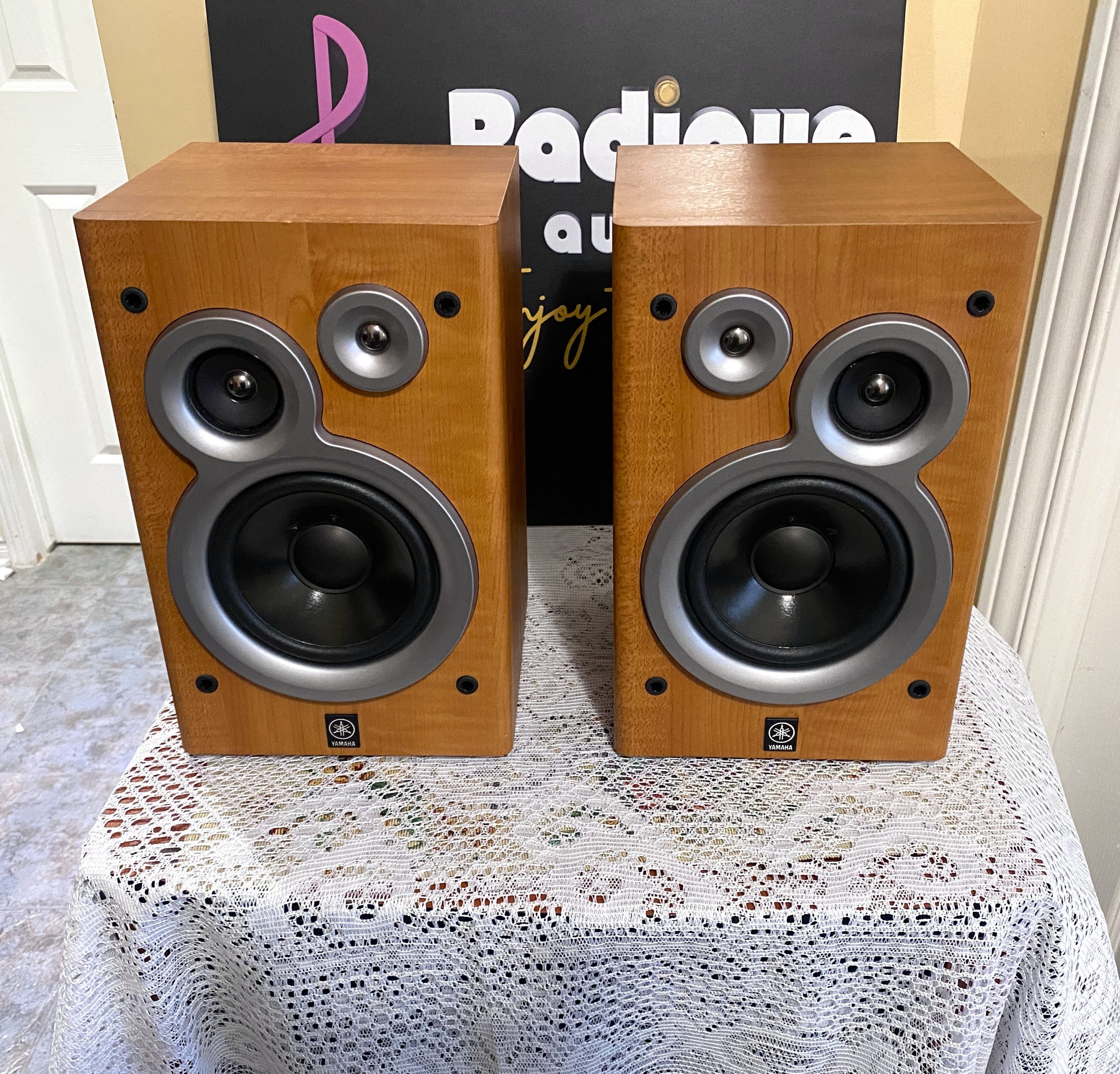 Attractive Yamaha 3-Way Bookshelf Speakers in Cherry NX-GX505 - Radique Inc