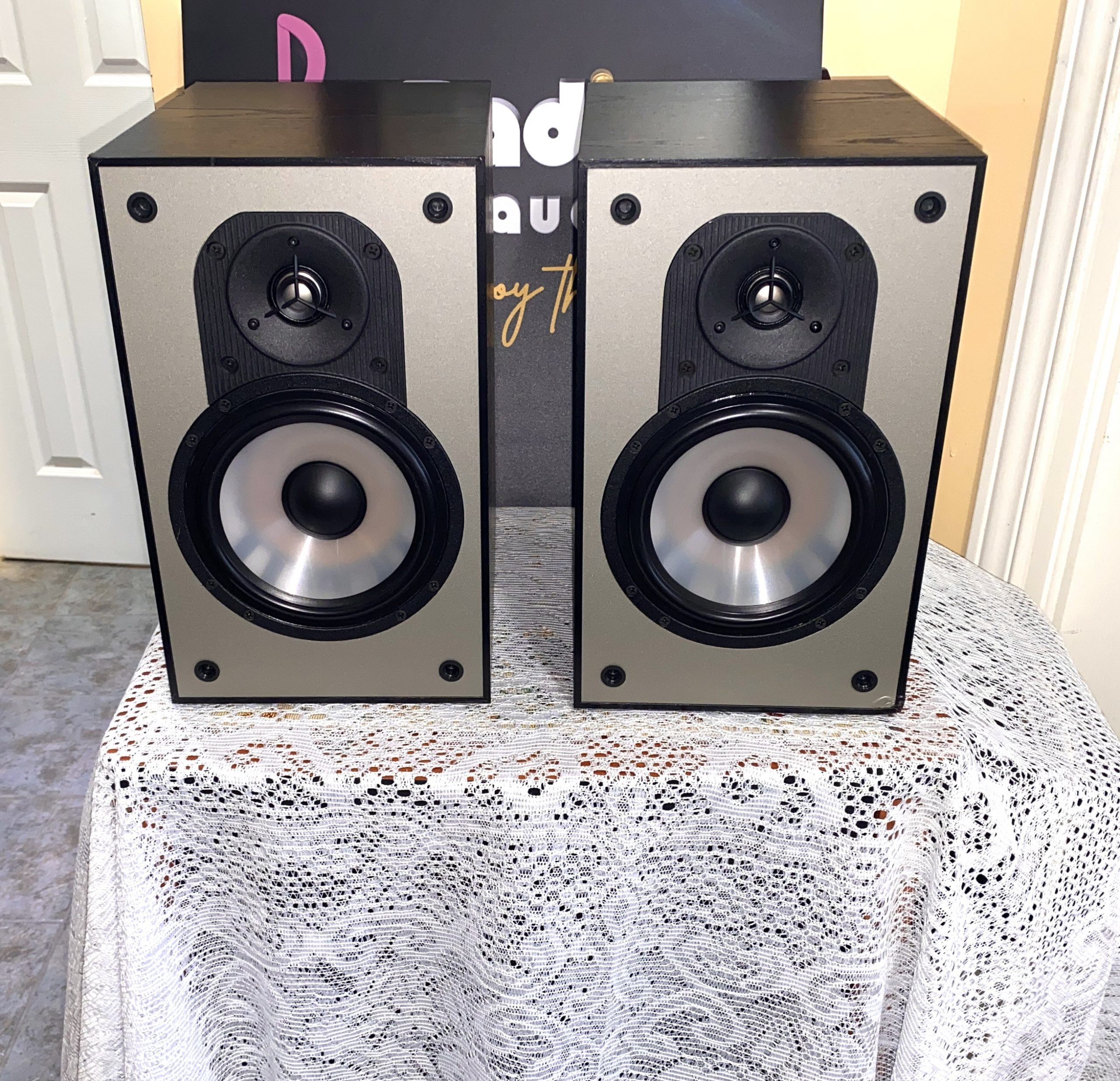 Excellent Canadian Paradigm Bookshelf Speakers Mini Monitor v2 ...