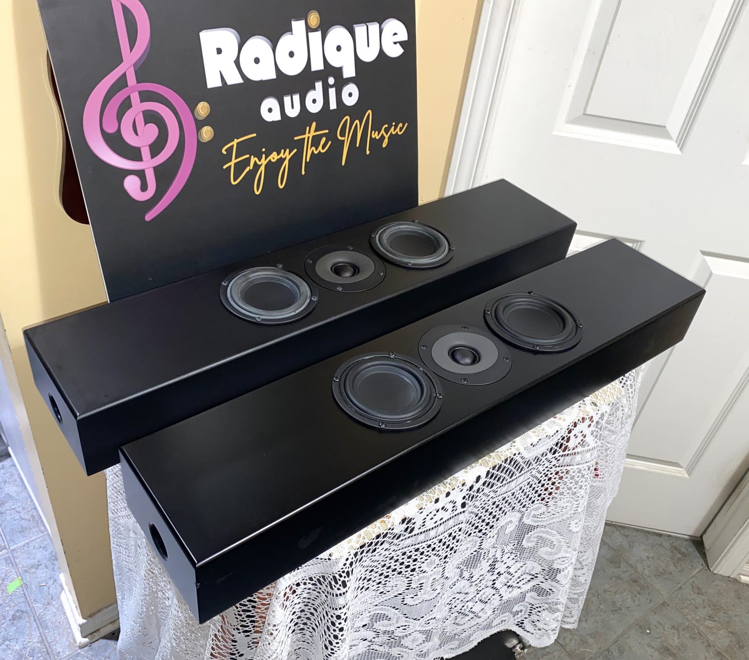 High-End Totem Wall-Mount Speakers Tribe II - Radique Inc