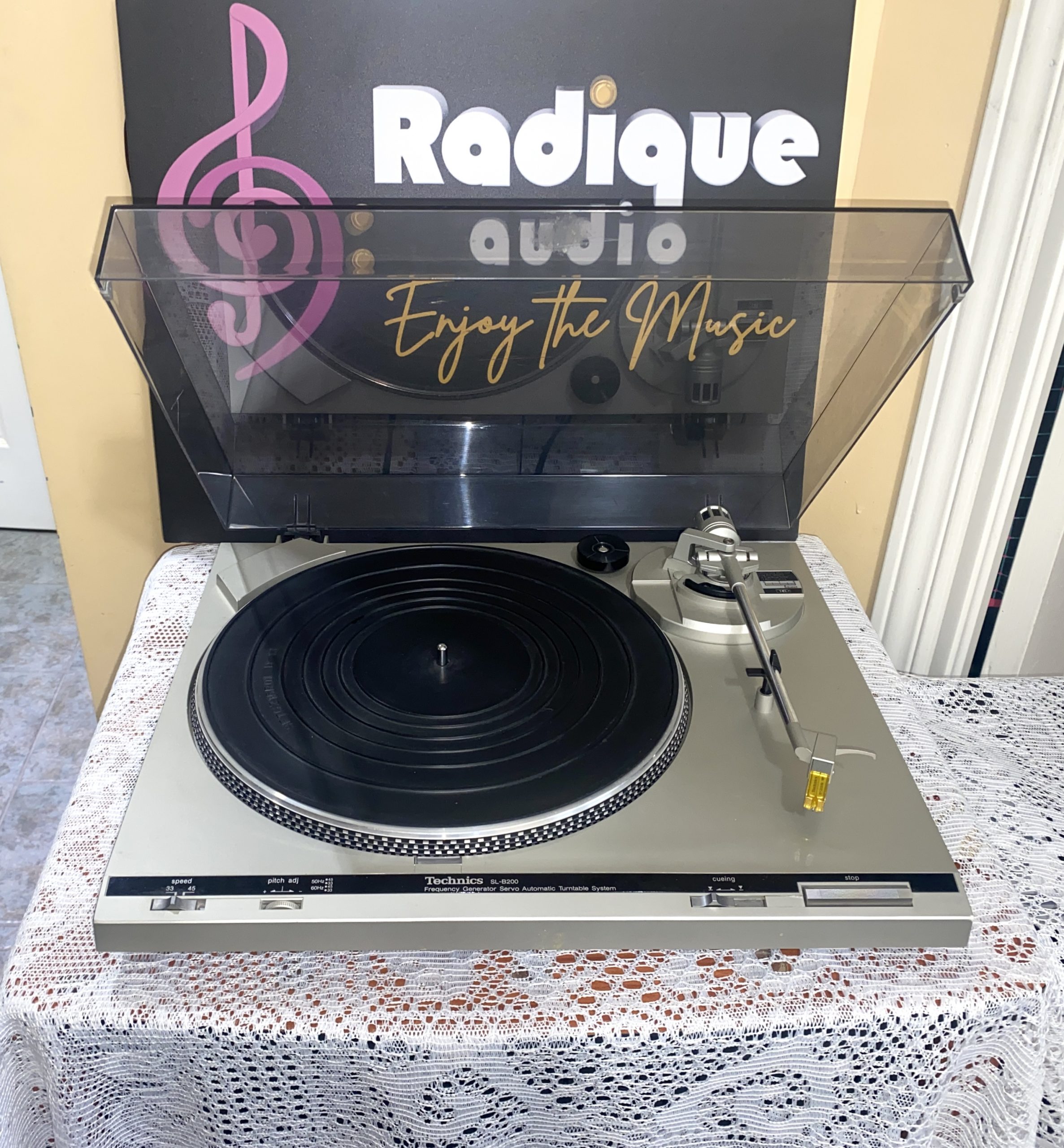 Vintage Technics Turntable with Strobe, Made in Japan SL-B200 - Radique Inc