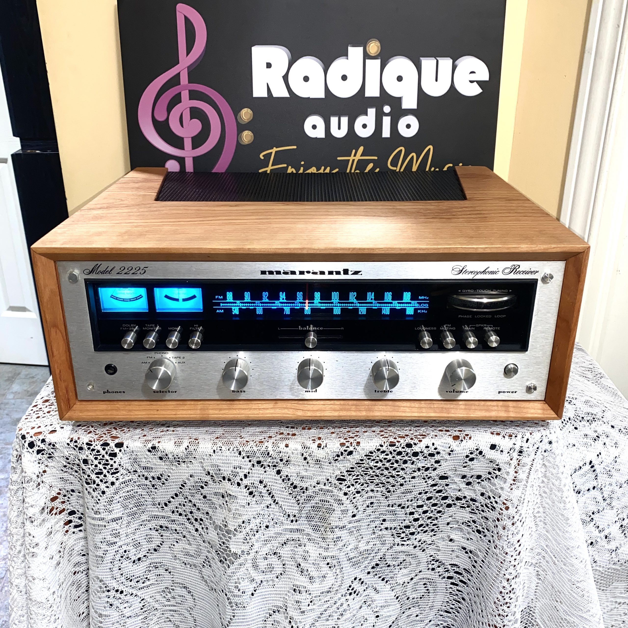 Gorgeous Vintage 25 WPC Marantz Stereo Receiver in Cherry 2225 ...