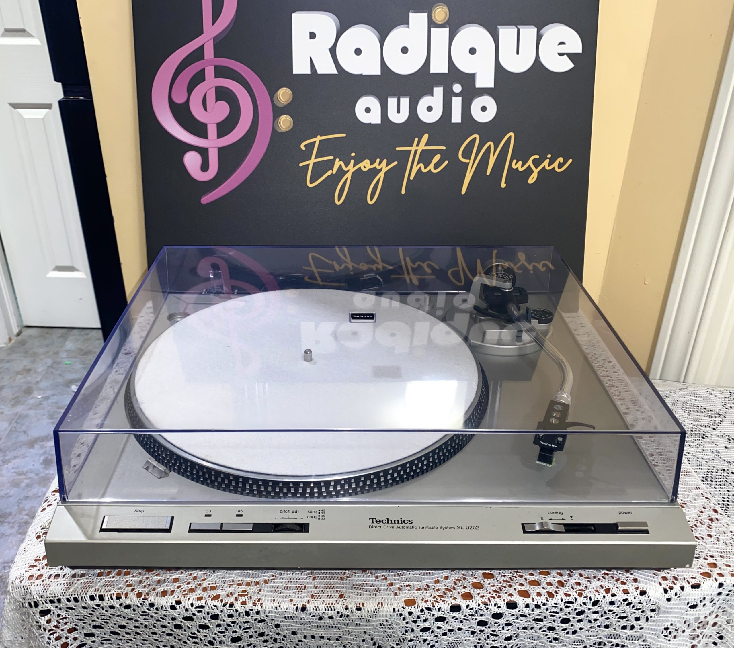 Technics Direct Drive Semi-Auto Turntable SL-D202 - Radique Inc