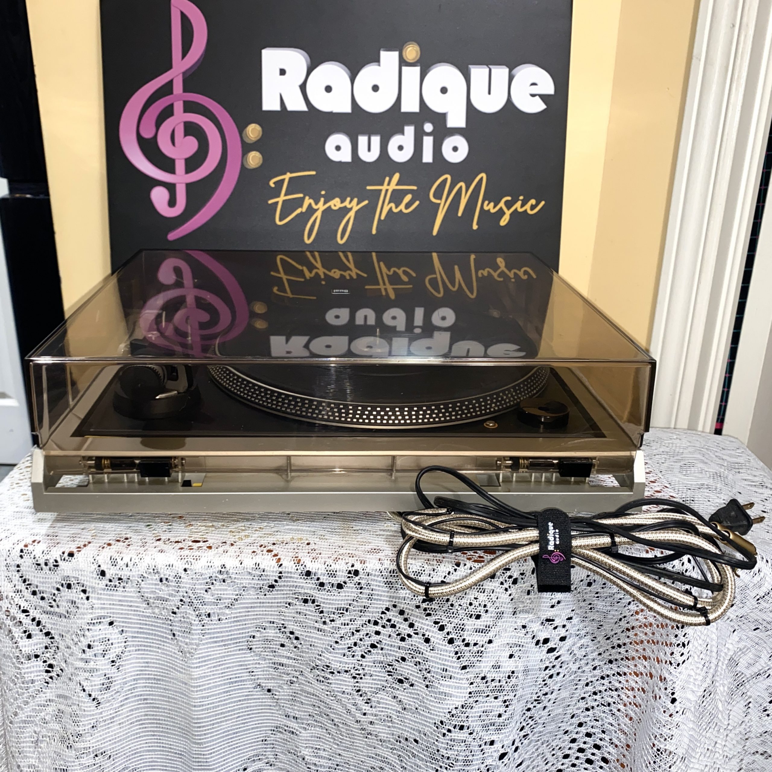 Dual Semi-Automatic Belt-drive Turntable made in Germany 506 - Radique Inc