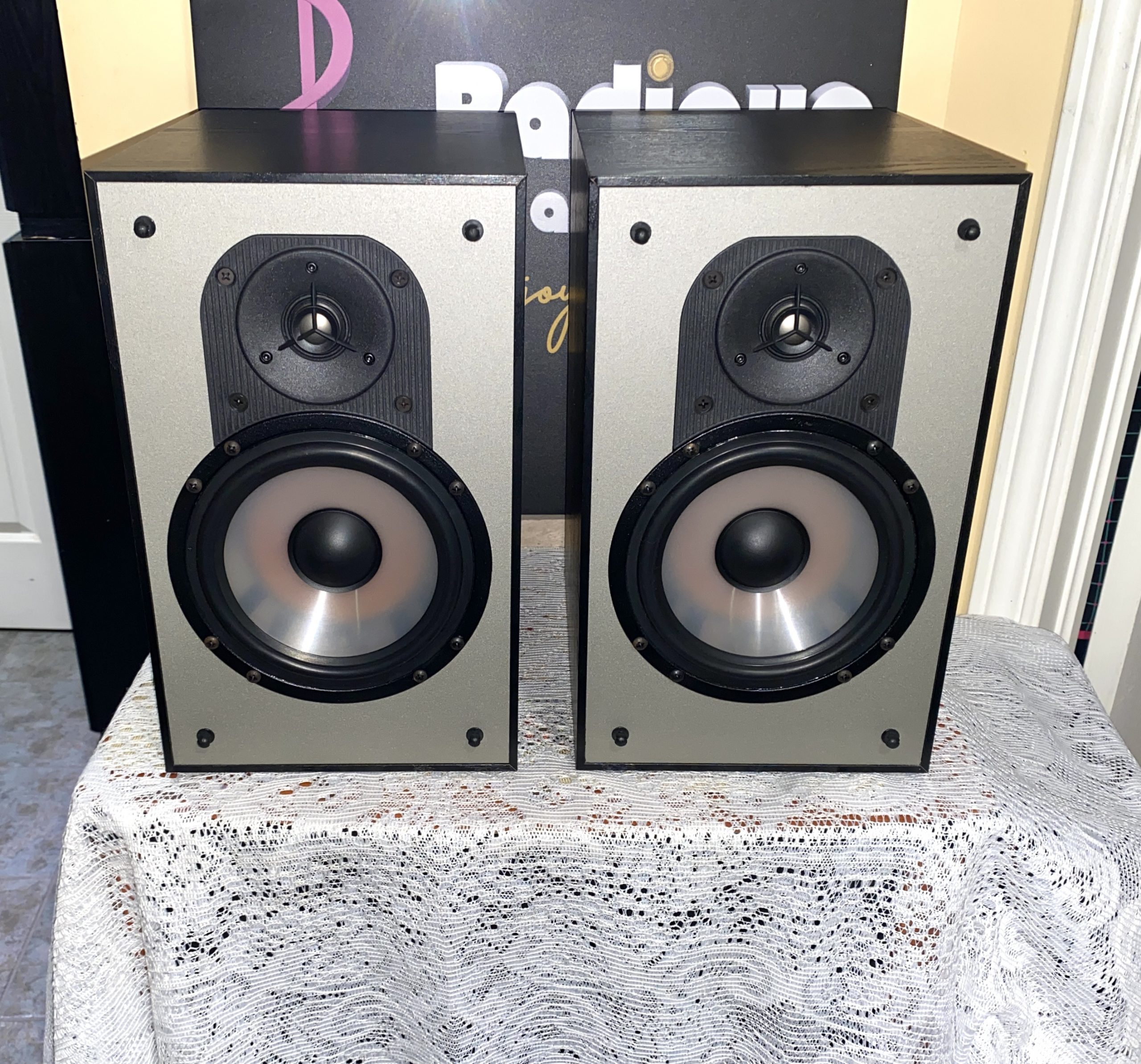 Paradigm Mini Monitor Bookshelf Speakers – Made in Canada - Radique Inc