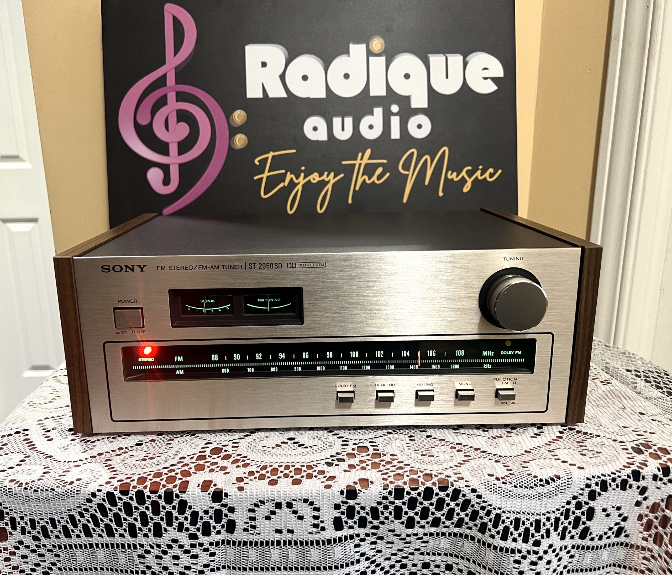 Sony ST-2950 SD AM/FM Stereo Tuner – Walnut Side Panels - Radique Inc