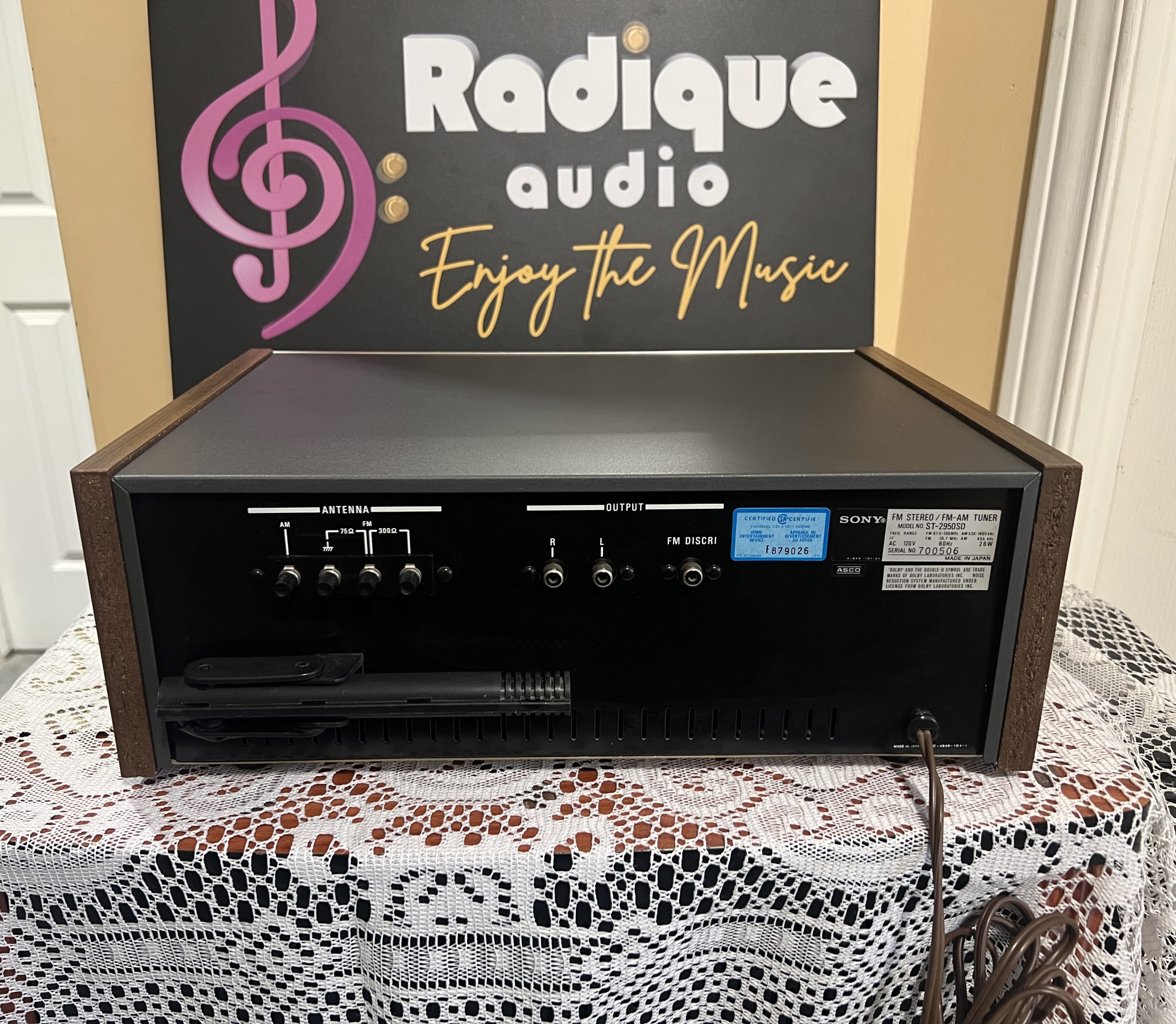 Sony ST-2950 SD AM/FM Stereo Tuner – Walnut Side Panels - Radique Inc